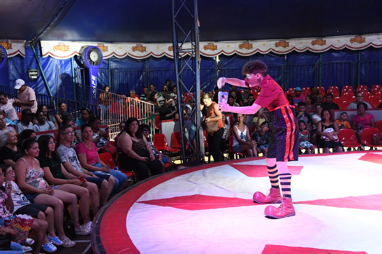 Alunos da Apae e de escolas rurais prestigiam espetáculo do Le Petit Cirque gratuitamente em ...