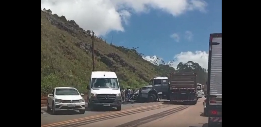 Acidente entre carreta e carro deixa feridos e causa congestionamento na BR-040, em Ouro Preto ...